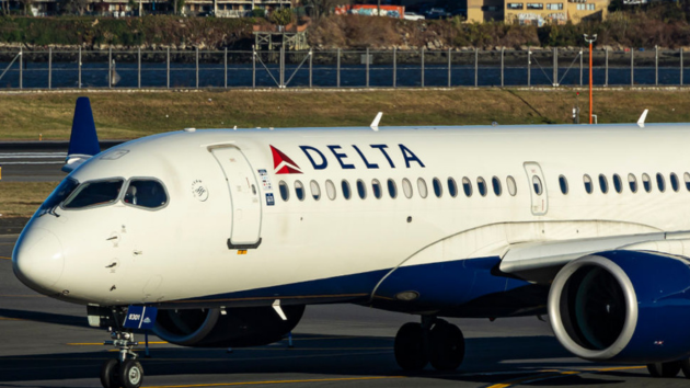 Wing of Delta plane strikes runway at LaGuardia Airport during landing | Daily Dodge